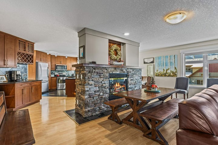 Mountain View Retreat: Elegant 3br Condo W/gym - Canmore