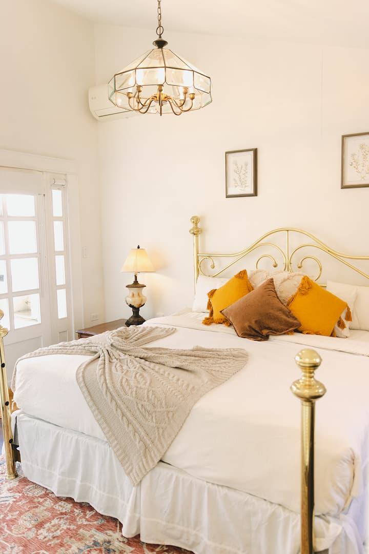 Cozy Bathtub Boutique Hotel Room / Restaurant - Ensenada