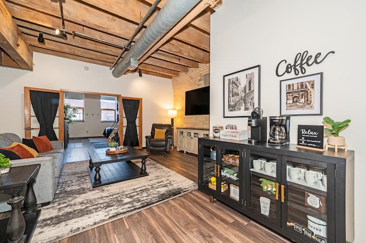 Lake Superior Loft, Sleeps 10, Huge Pool & Jacuzzi - Duluth, MN
