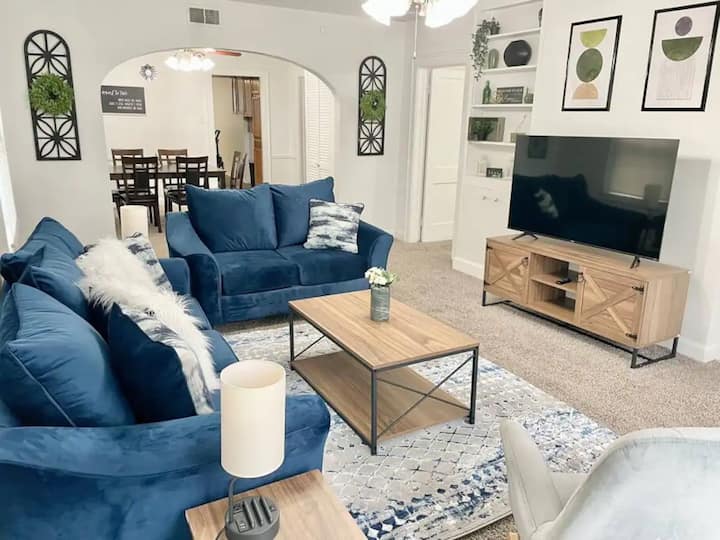 Quiet Area Near Downtown! 3 Bedroom 2 Bath Sleep 7 - Greenwood, IN