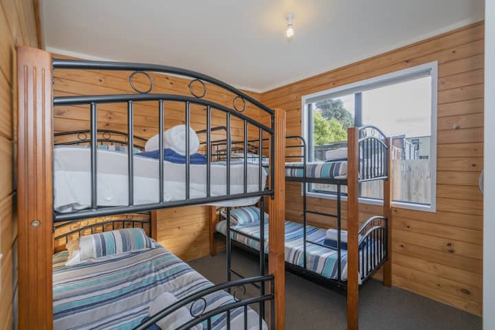 House Sleeps 8 - Whitianga