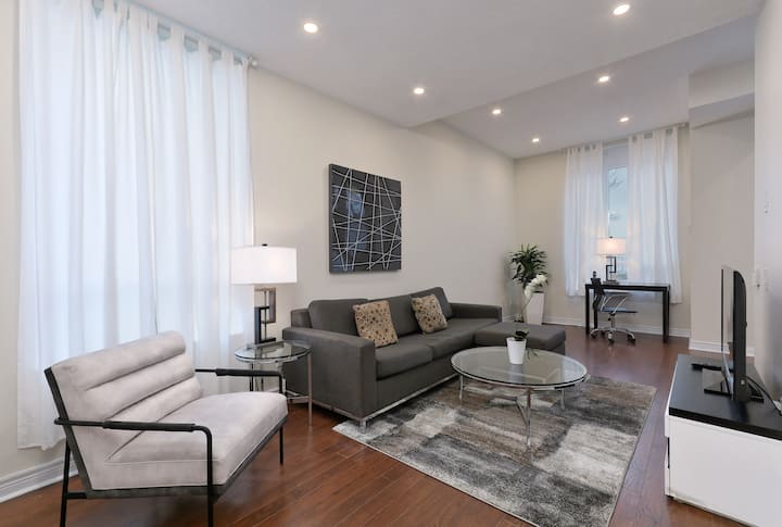 3 Bed/3 Bath-ready Move-in Townhouse-walk To S.t.c - Toronto