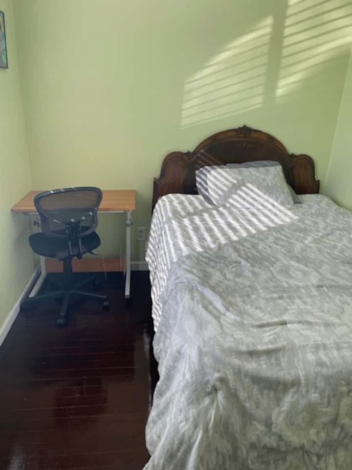 Cozy Room In A Ranch Style Home - San Leandro, CA