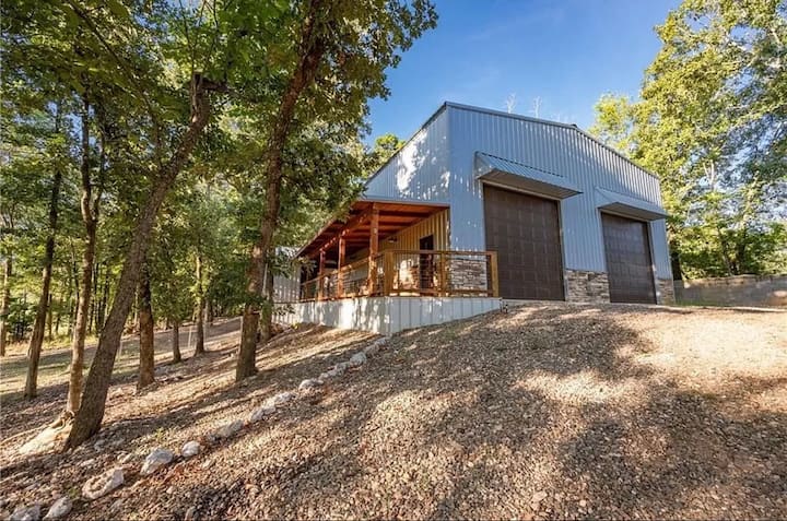 In-town Rustic Retreat - Hochatown, OK