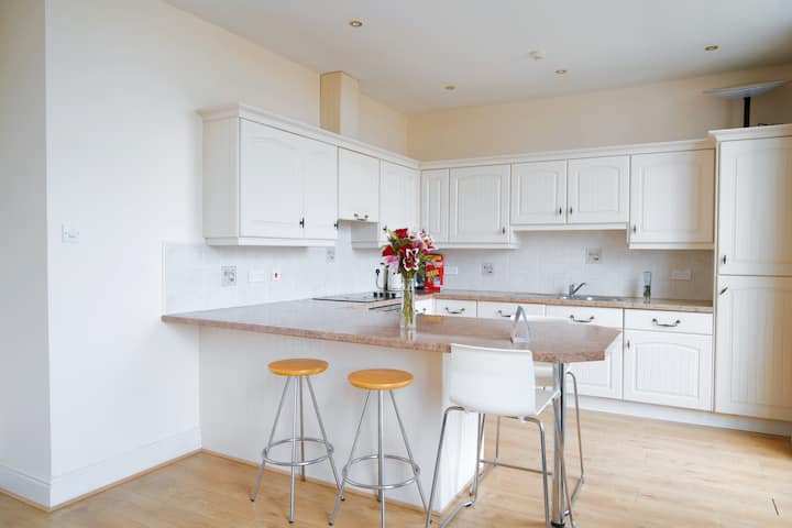 Spacious 2 Bed 2 Bathroom Flat In Centre Douglas - Isle of Man