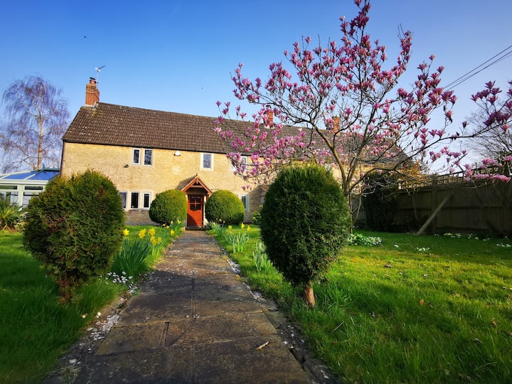 King-size Ensuite In Stone House - Wiltshire