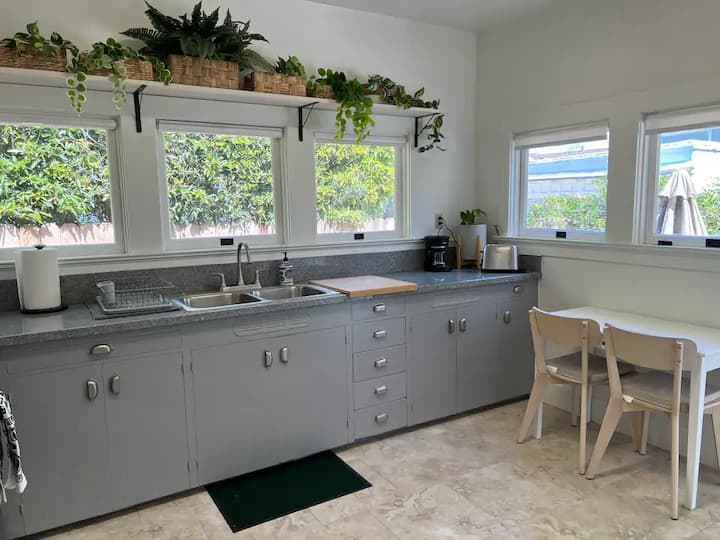 Cozy Downtown Studio - Santa Barbara, CA