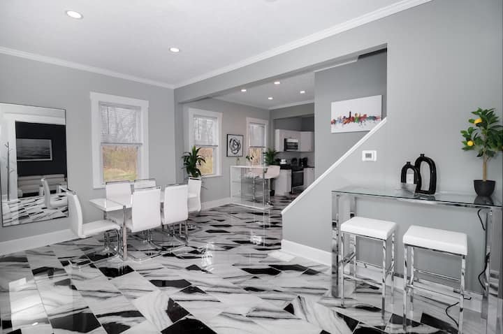 Hot Tremont House - 6 Bed 3 Full Bath - Cleveland, OH