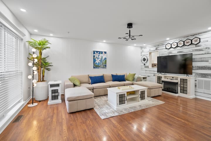 Master Bed Room With Private Bath. - Owings Mills, MD