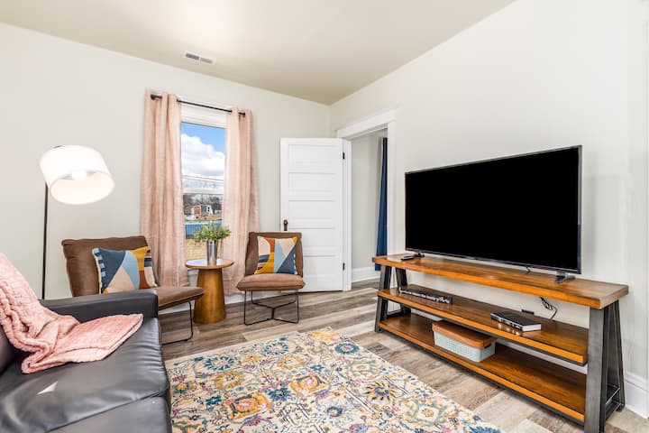 Newly-renovated Apt Dbq Center - Durango, IA