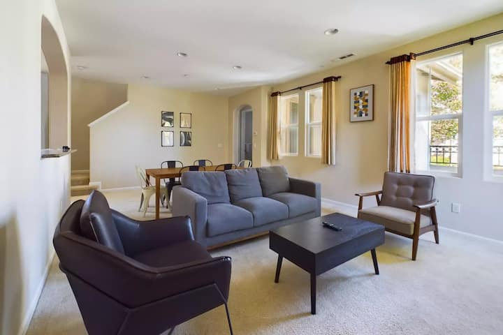 New! Bright 3b/2.5ba Silicon Valley Home W/garage - Milpitas, CA