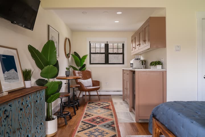 Cozy Chic Hotel Room Near Catskill Hiking Trails - Catskill, NY
