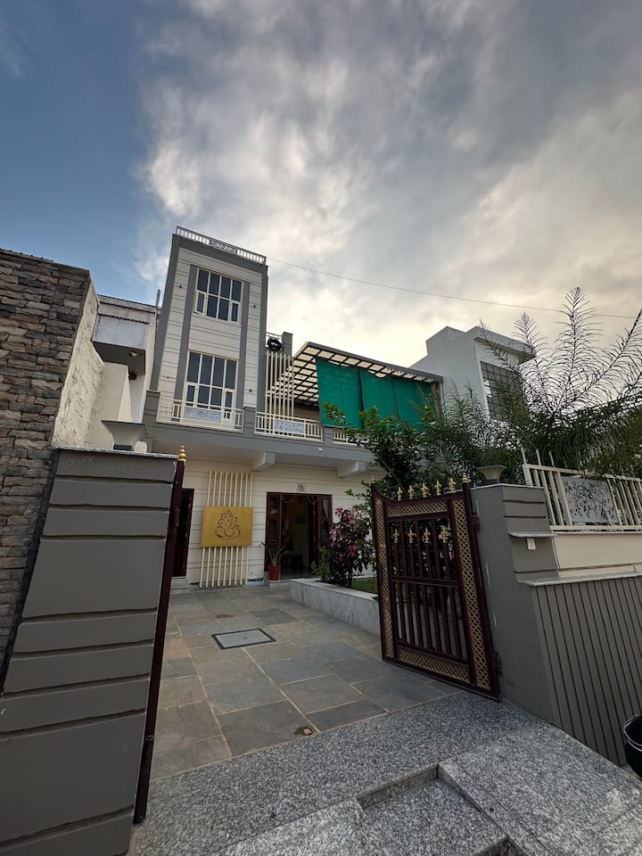 Netflix & Chill, Garden, Terrace Pool+palace Views - Udaipur