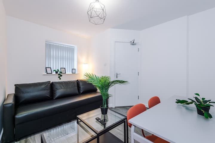 Stylish, New  Apartment, Sleeps 4, Free Wifi - Wirral