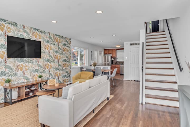 Tropical Style Oasis With Modern Comfort - Washington, D.C.