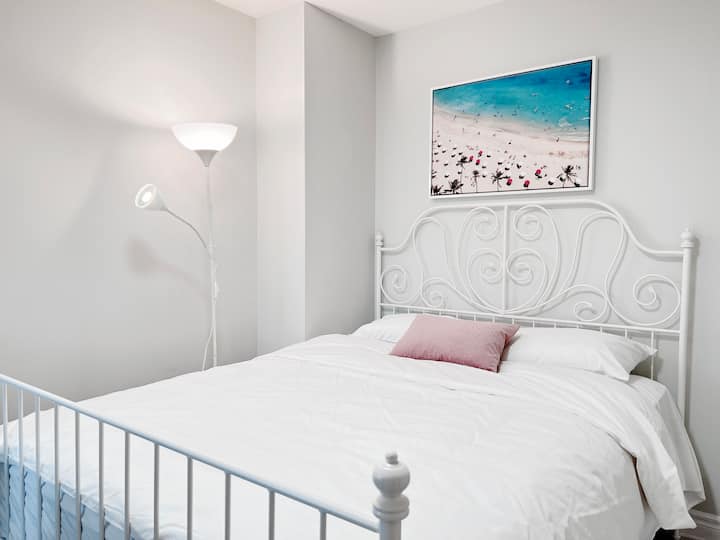 40% Off! Sunshine W. Private Bath! No Parking - Toronto