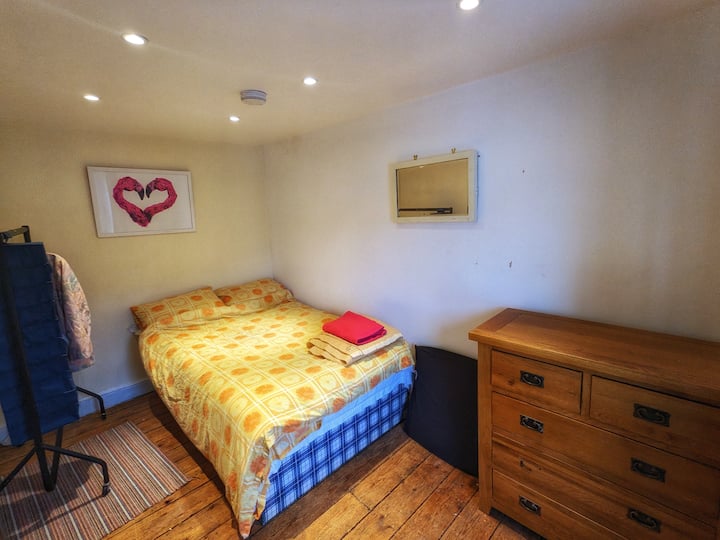 Small Double Room At Llys Caradog "Friendly Court" - Machynlleth