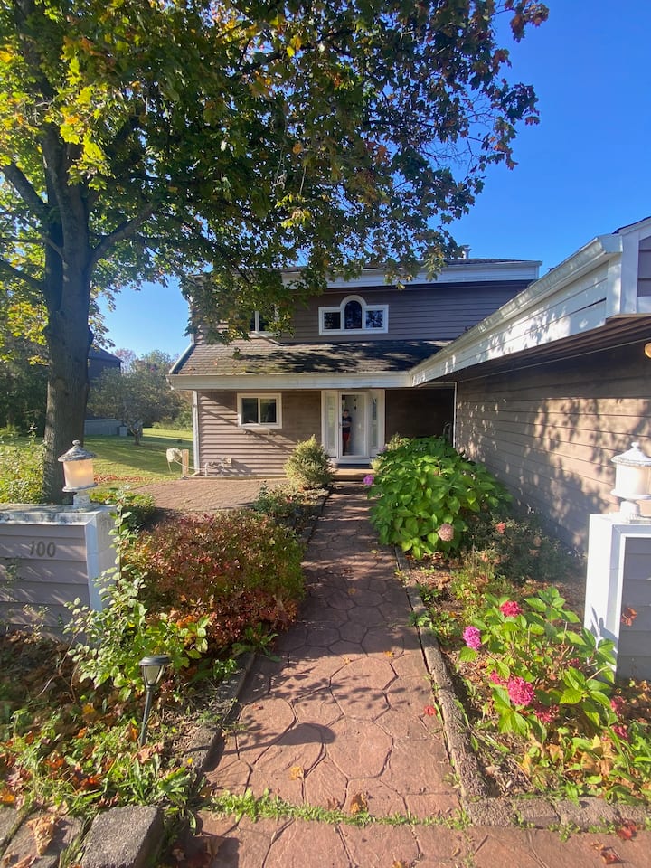 Clean, Quiet, Family Friendly, Near Cornell - Ithaca, NY