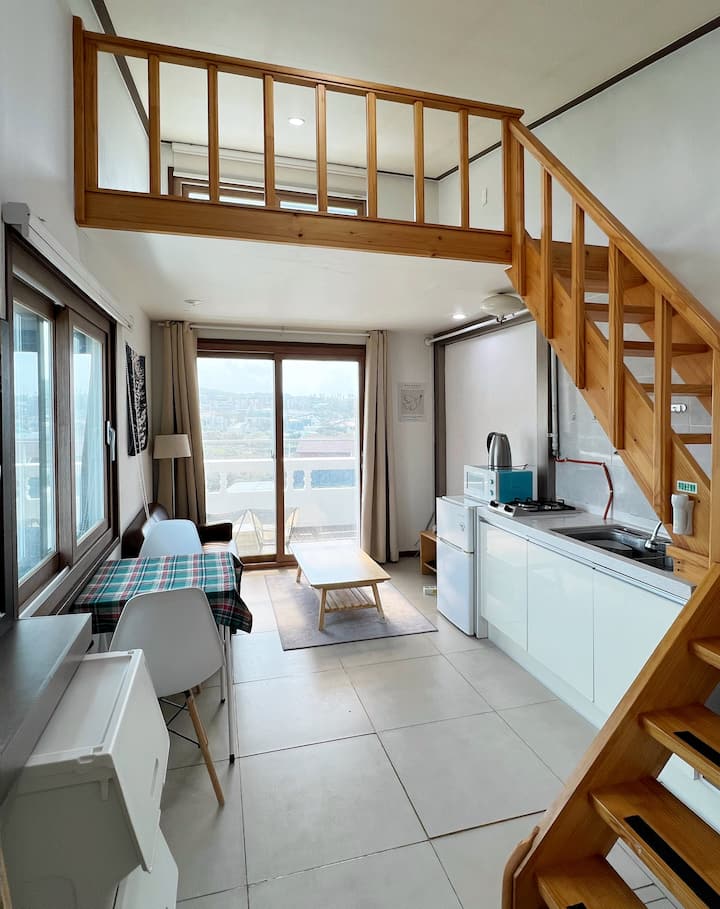 <고내스테이 204호> 단독사용 복층 1-2인실, 바다뷰, 애월 고내포구 바로앞 - Jeju-do