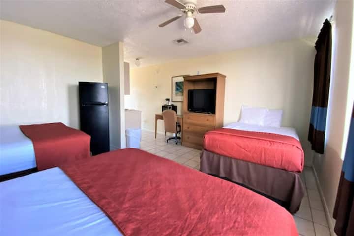 Sea View Motel Rockport 2 Queen Bed & 1 Full Bed - Rockport, TX