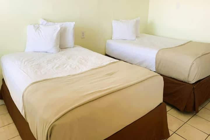 Sea View Motel Rockport 2 Full Beds & 1 Queen Bed - Rockport, TX