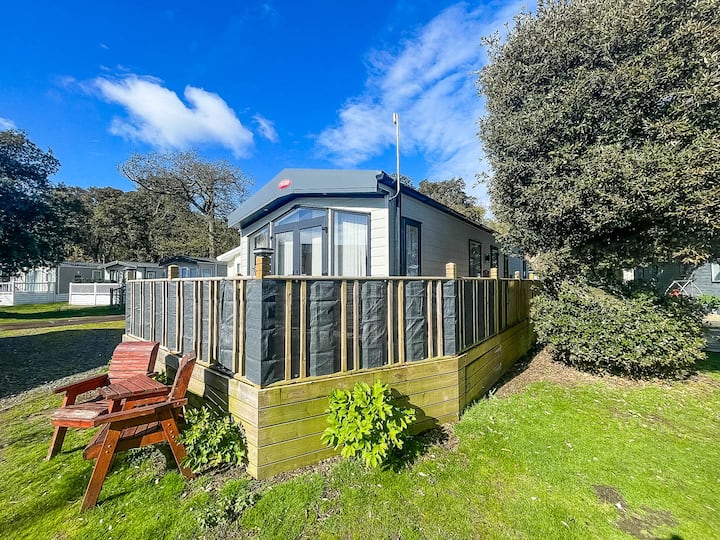 Caravan With Decking And Near Beach Ref 32025az - Lowestoft