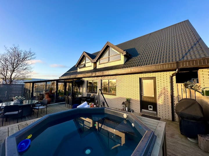 Spacious 4br Family Home W/hot Tub & King Suite - Reykjavík