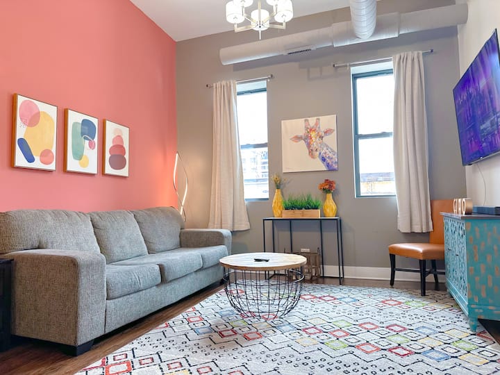 420-friendly 2br Retreat | Near Mccormick, Parking - Chicago