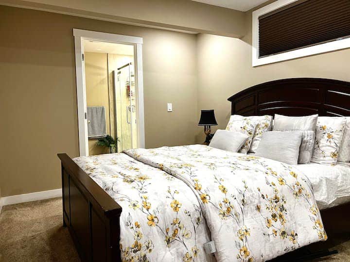 Private Basement/ Queen Size Bed - Calgary