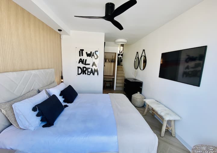 Palm Breeze Beachfront Suite - Costa del Sol