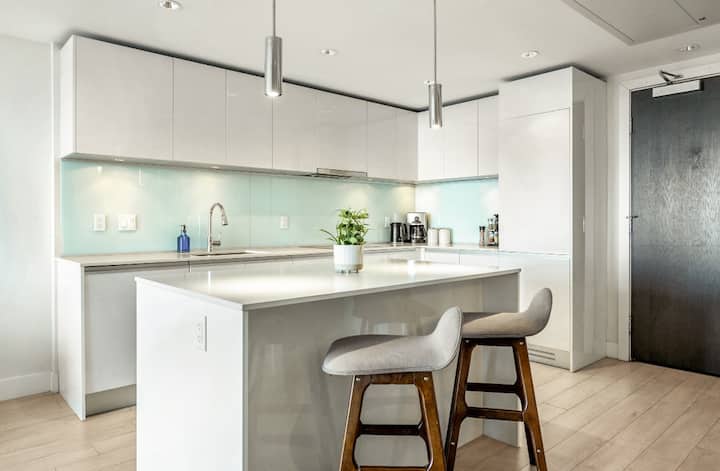 Stylish & Bright 1 Bedroom Apartment | Downtown - Calgary