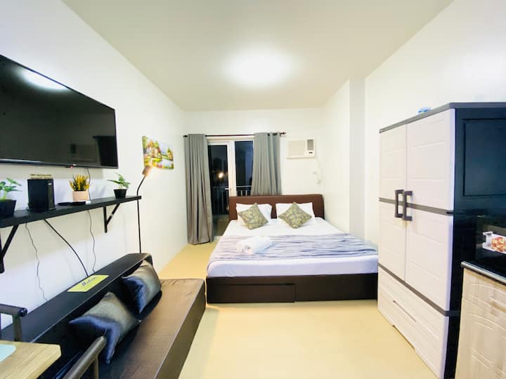 Studio W/ Balcony Across Sugbu Mercado W/ Pool - Cebu