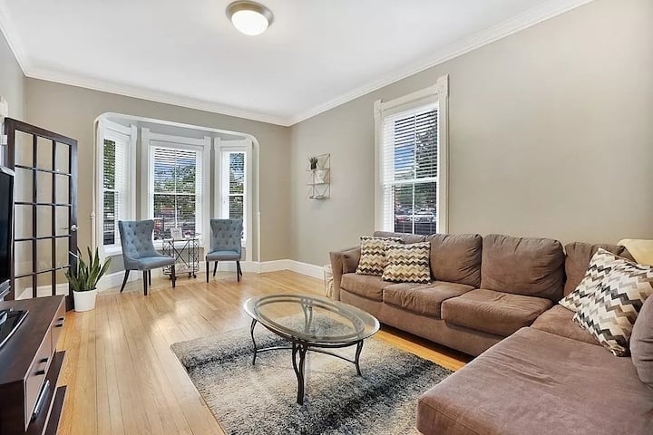 Gold Room In Rare Downtown Brick Row House - Springfield