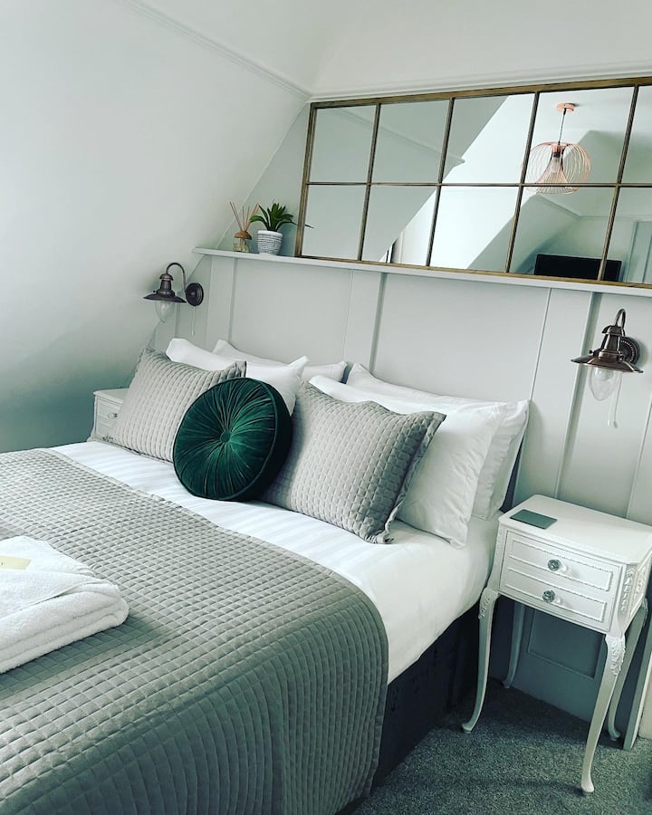 Large Double With Sea View - Swanage