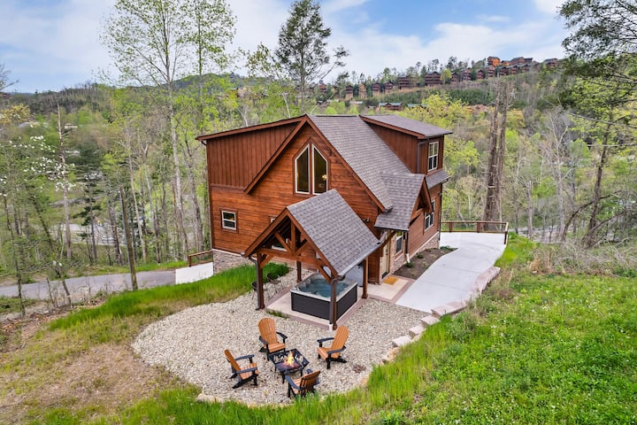 Summit Escape: Views, Games, Hot Tub & Cozy Fire - Gatlinburg, TN