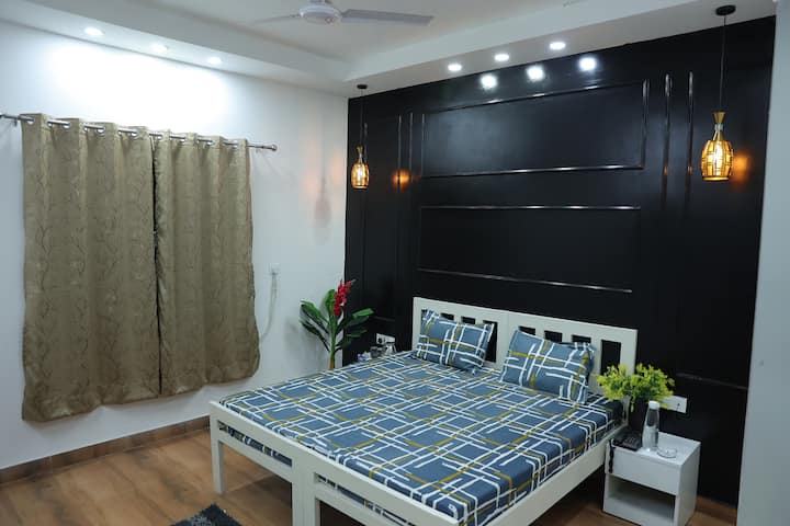 Black Current - Agrah Stay - Faridabad