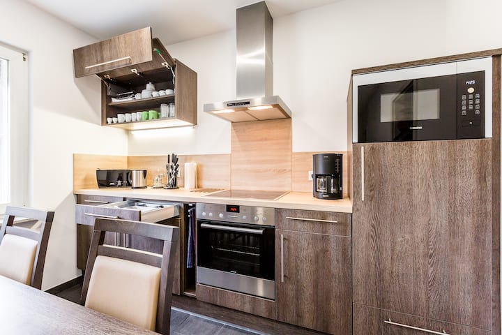 Im Tal 2 Haus - 3 Bäder, 3 Küchen, 6 Sz, 12 Betten - Bergheim