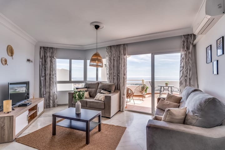 Cozy Apartment Near Beach W/sea Views & Pool - Calahonda