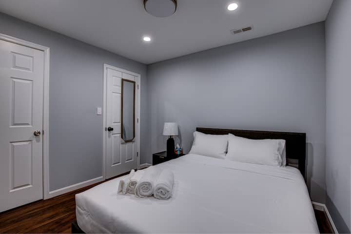 Queen-bed-private-bath Room-3 - Baltimore, MD