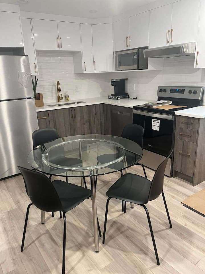 Spacious Cozy Legal Suite In Nw - Calgary