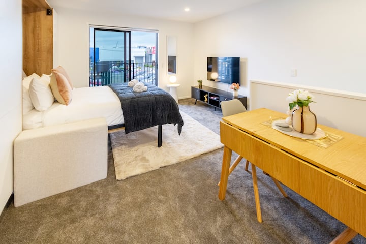 Urban Retreat At 8 Wilmer: Upper Level Studio Gem - Christchurch