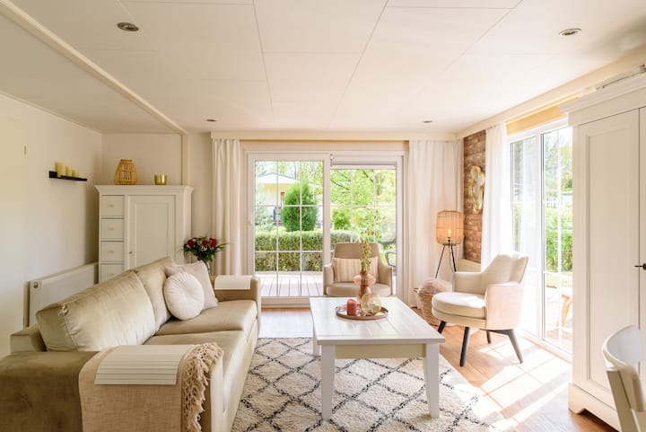 Beautiful Holiday Home Near Water | Big Garden - Barneveld