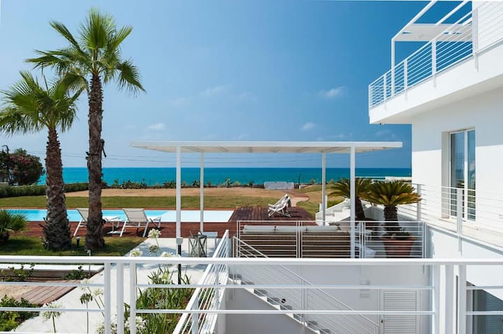 On The Sea With Pool & Jacuzzi - Pozzallo