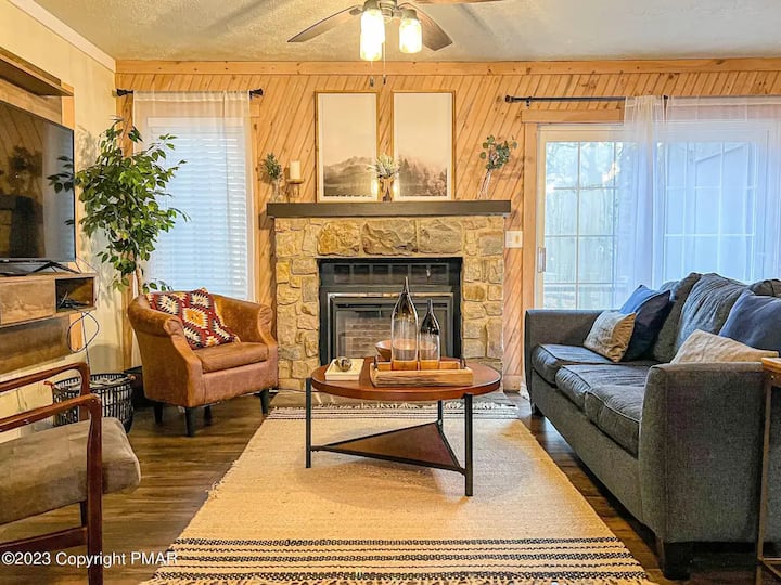 Cozy Pocono Getaway Townhouse W/ Fireplace! - Hickory Run State Park, White Haven