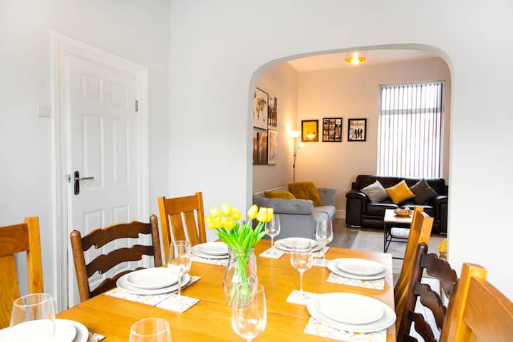 Spacious House * Free Parking * 2 Bathrooms - Cheshire