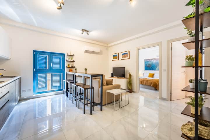 Reside In The Heart Of Valletta | Sleeps 4 - Valletta