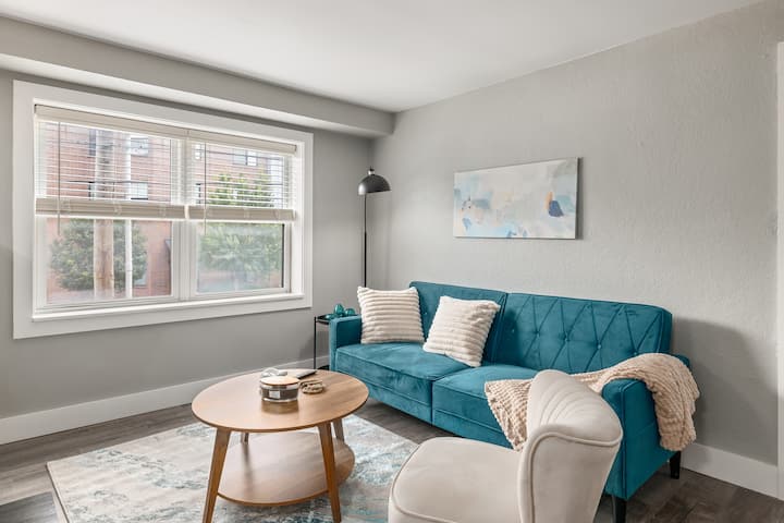 Down On Broadway - King Bedroom - Kansas City, KS