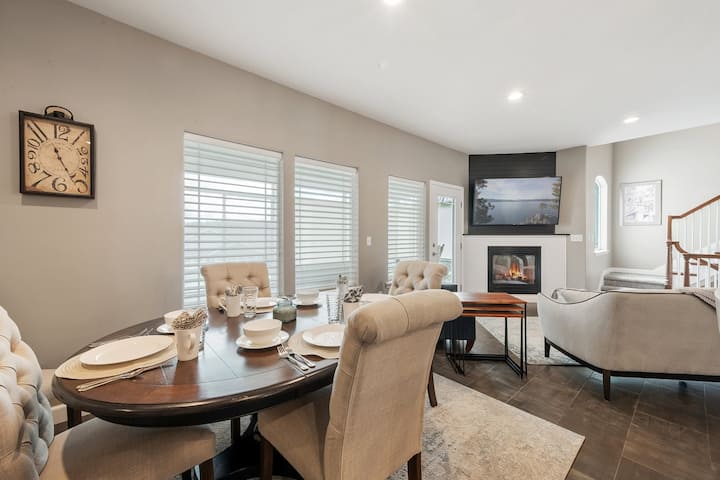Sunroom, Fireplace, 2-car Garage, Fenced Yard - Spokane, WA