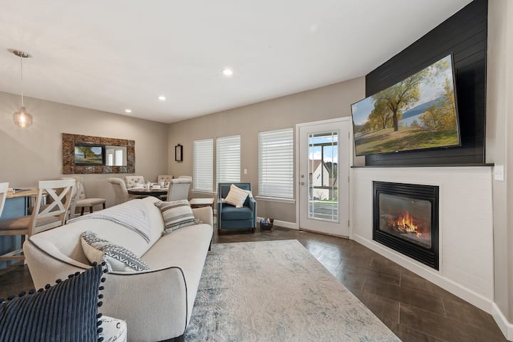 Fireplace, 2-car Garage, Sunroom, Yard - Spokane, WA