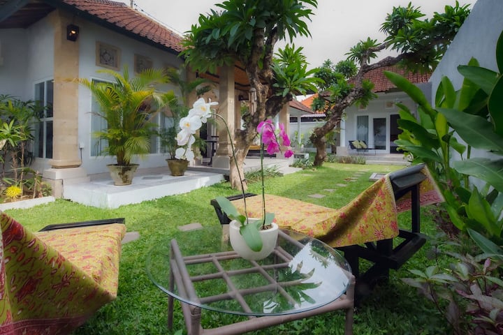Cozy Bungalow Living Room And Kitchen In Sanur - Sanur